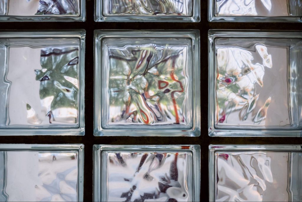 Descubra algumas ideias de decoração com blocos de vidro | Distel Telhas